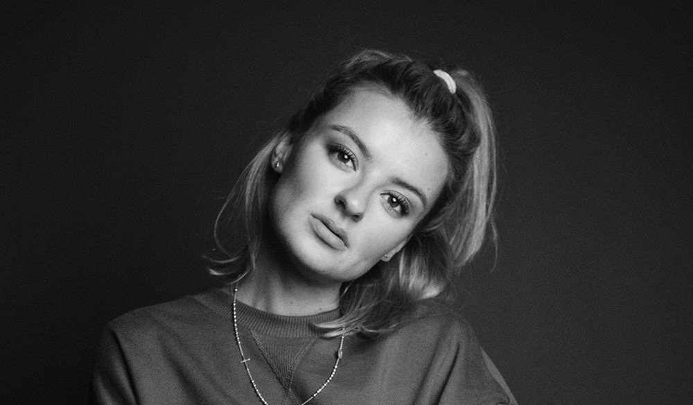 Introducing: Vanela - World Away - Lefuturewave